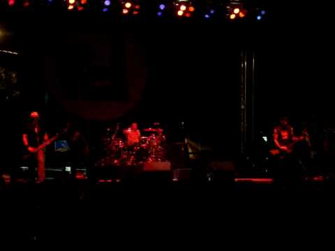 Sevendust - " Pieces " in Ybor city : Guavaween '09 . - YouTube