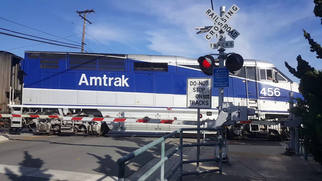 Amtrak Surfliner 456 crosses Chestnut Avenue (video3) Santa Ana CA ...