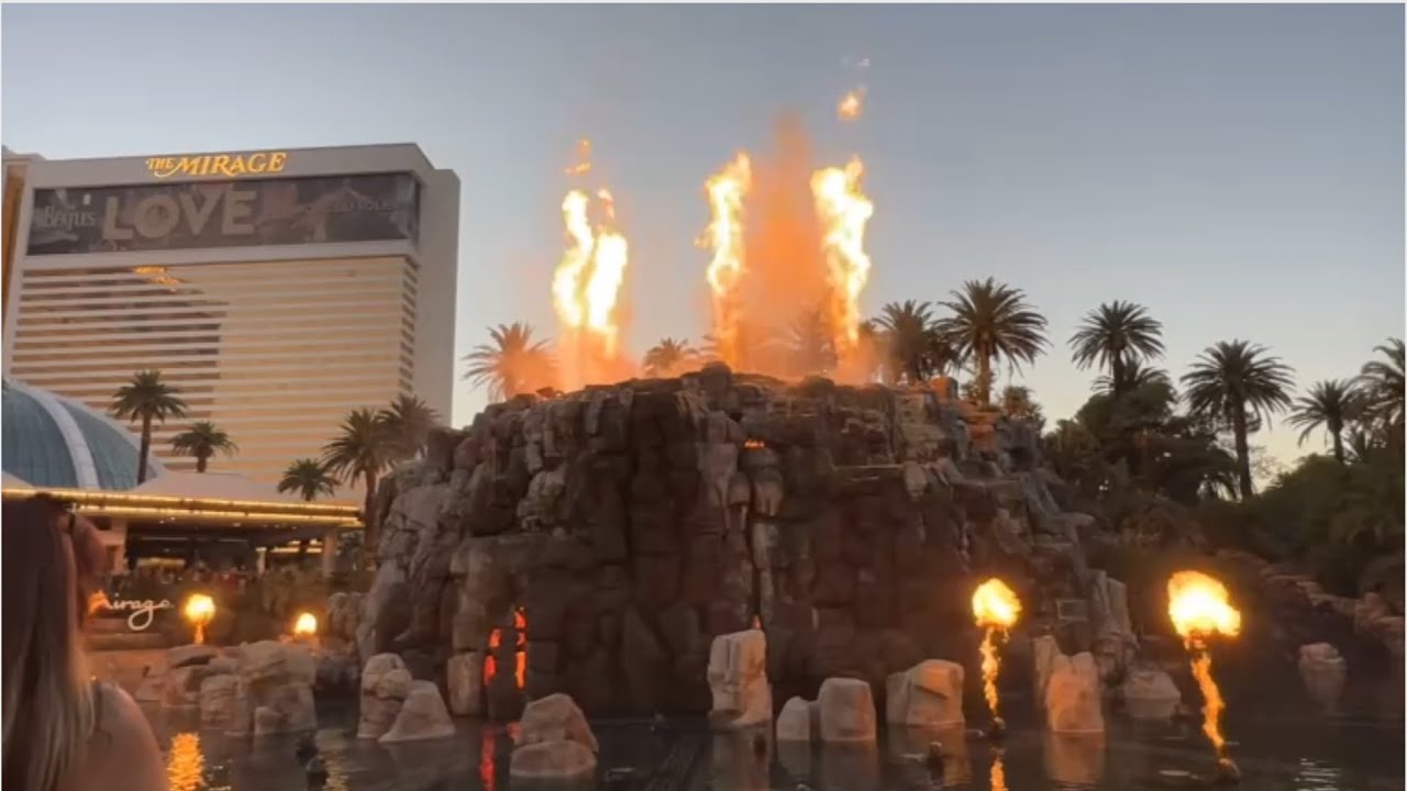 The Mirage Las Vegas Volcano Show - YouTube