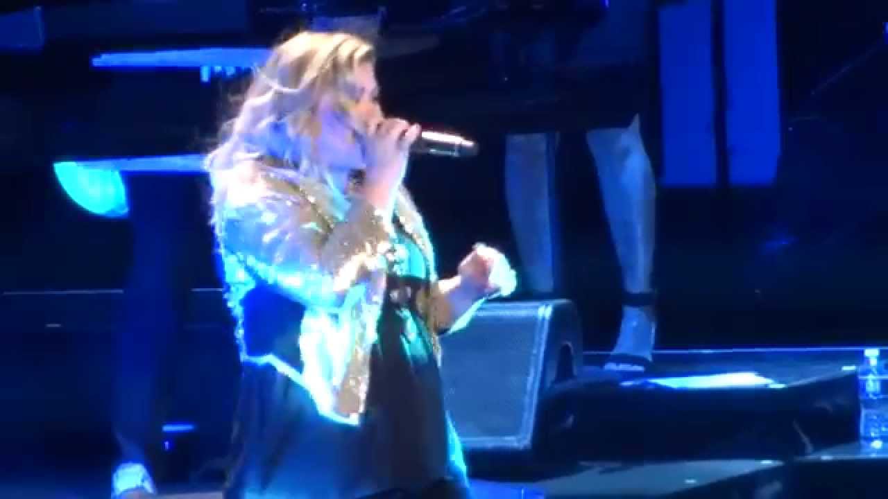 Kelly Clarkson - "Invincible" (Live in San Diego 8-16-15) - YouTube