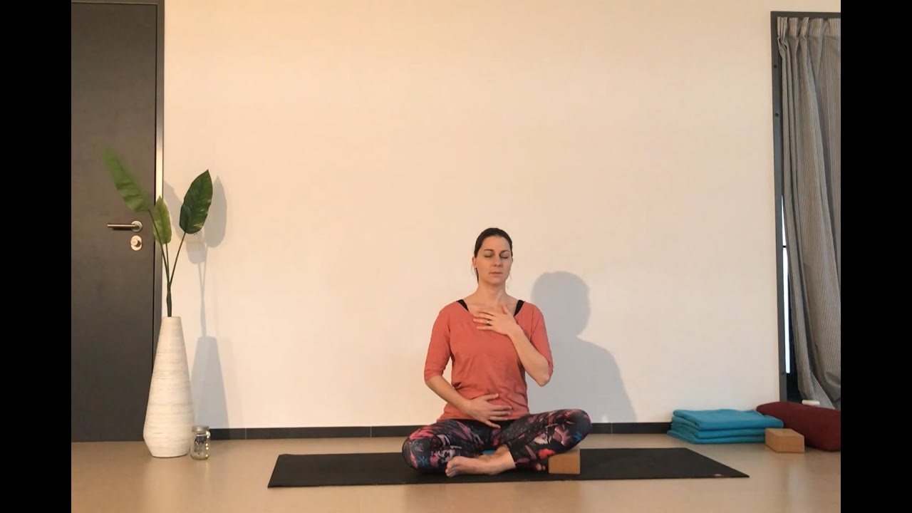 Im Flow: Yoga Einstieg "Atmung und Zentrierung" - YouTube