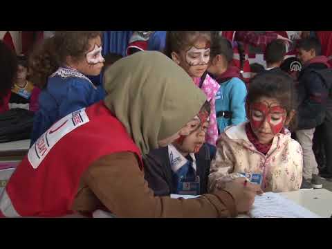 Köy çocuklarının yüzü Kızılay gönüllüleri ile güldü