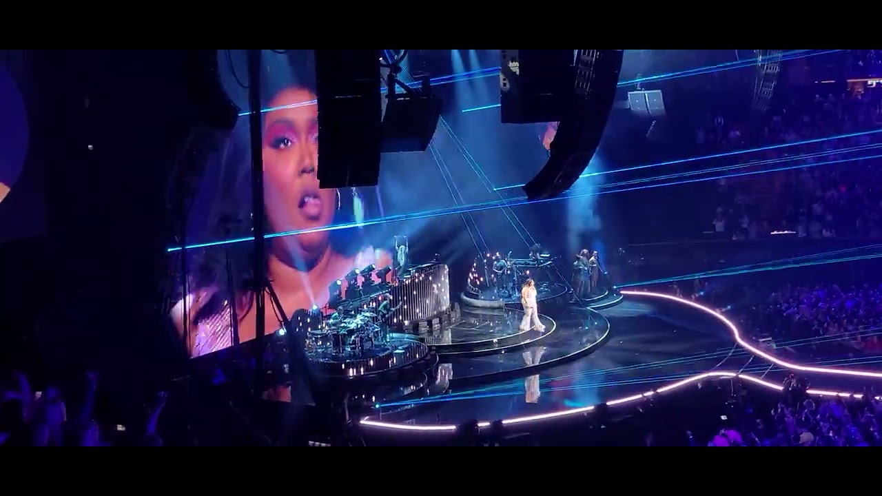 Lizzo - Water Me/Cuz I Love You @theforum 11/18/2022 - YouTube