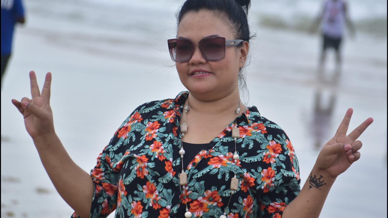 Kim Kimi is in Calangute beach - YouTube