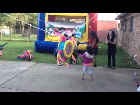 La piñata de seattle villaced - YouTube