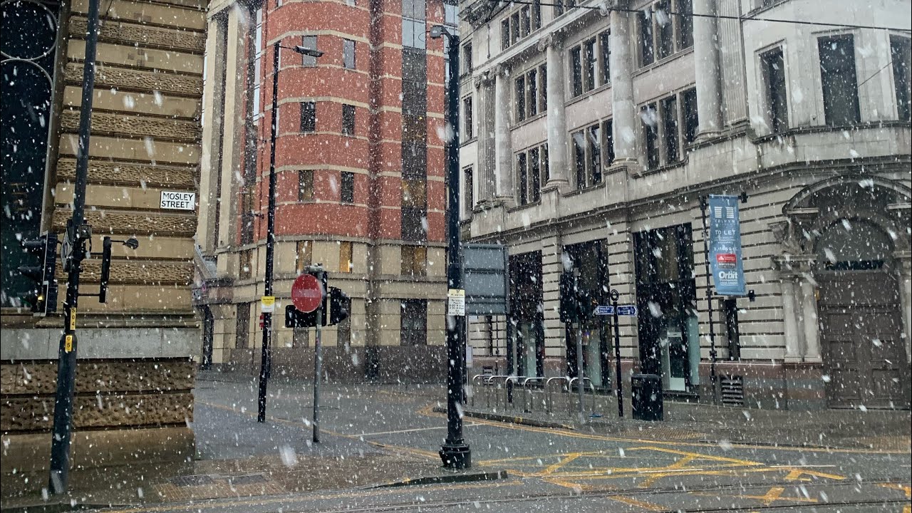 The first snow in Manchester in 2021 - YouTube