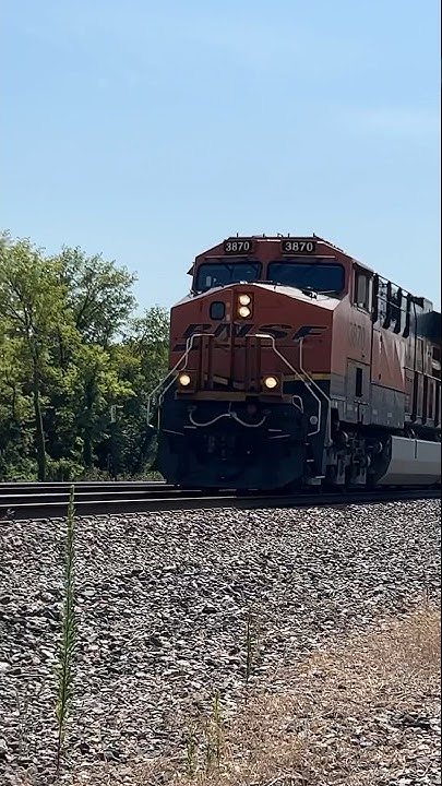 Tier 4 leads fast BNSF Grain train!! #bnsf #bnsfrailway #train - YouTube