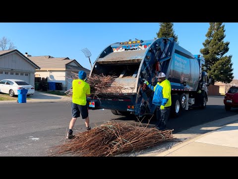 Watch Kenny in Action: Collecting Bulky Waste in the Garbage Truck 2011 ...