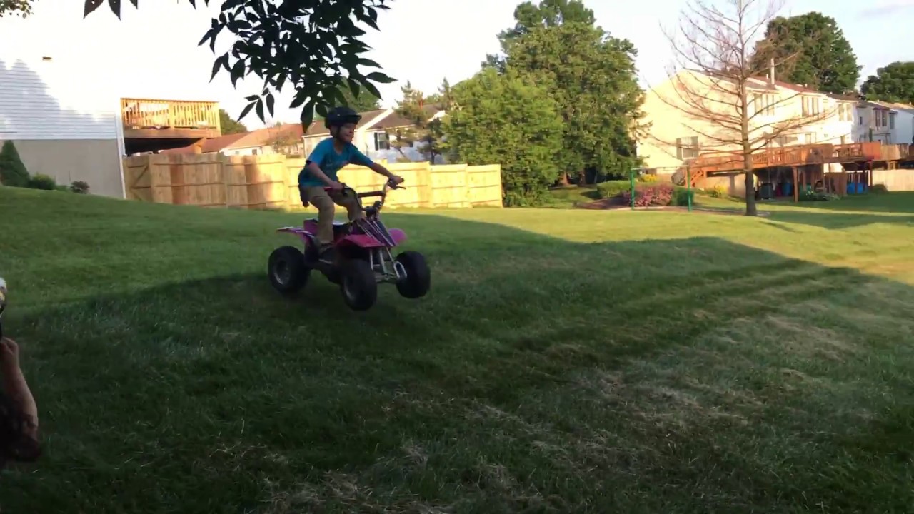 Jumping Razor Dirt Quad - YouTube