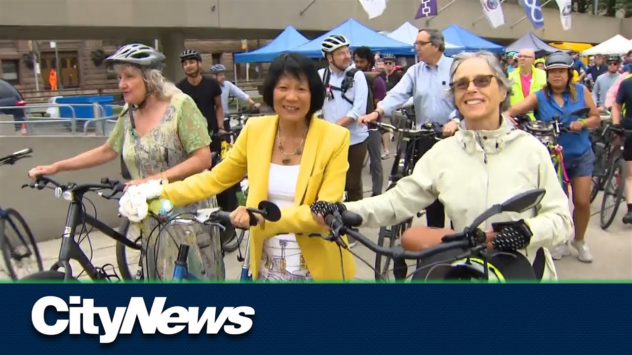 Chow bikes to work on first day as Toronto's mayor - YouTube