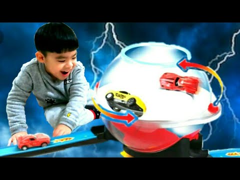 Ethan Fish Bowl Car Racing Battle! SPINFORCE GLOBE CAR RACING SET Spinway Racer Cars Challenge ...