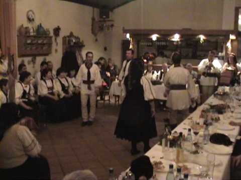 "Junii Cetatii" din Rupea in sezatoare la Casa Fermierului - YouTube