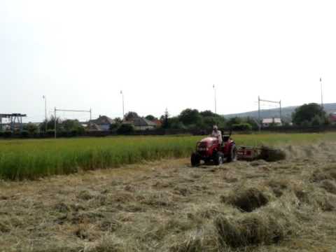 malotraktory mahindra 254 - obracanie sena - YouTube