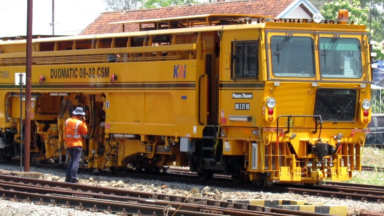 KERETA API KUNING MTT MECOK BATU BALAST DI JALUR REL - YouTube