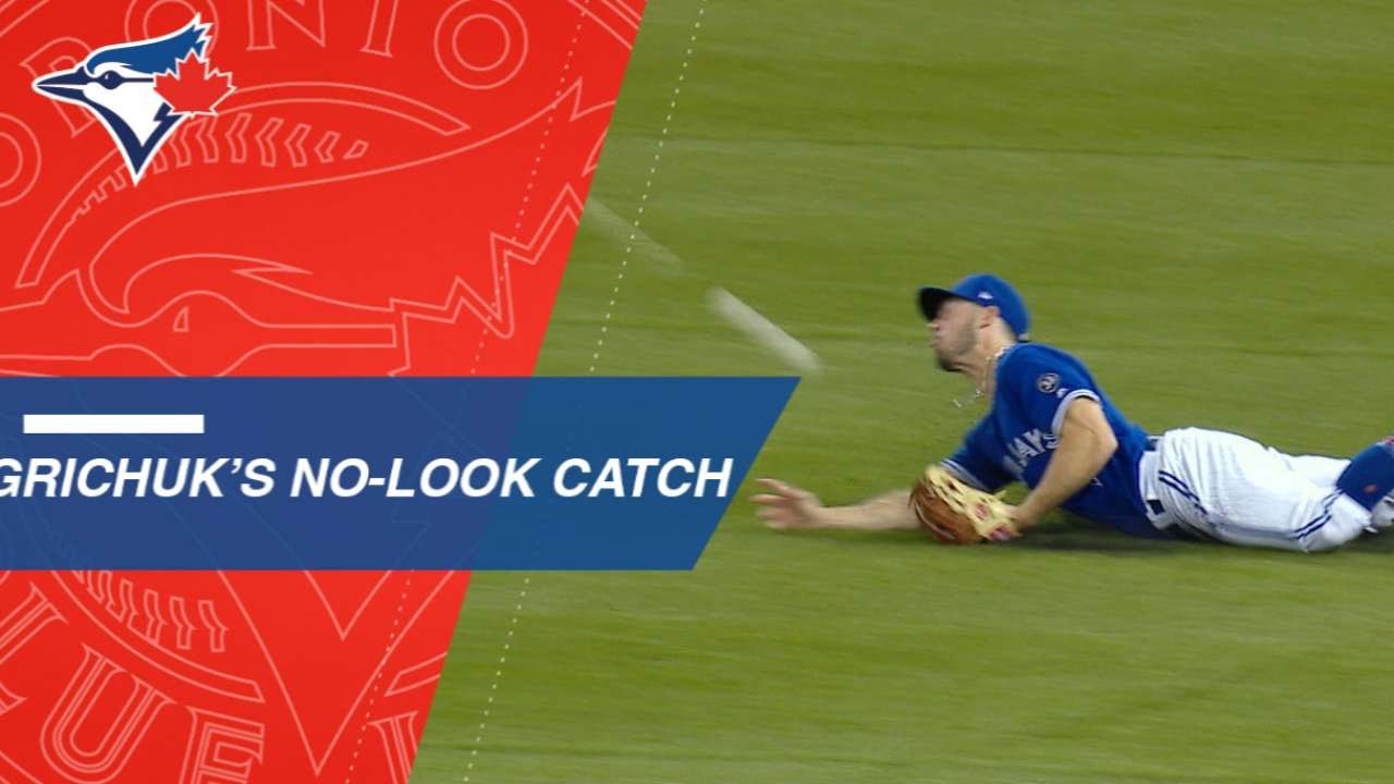 Grichuk makes an incredible, no-look catch - YouTube