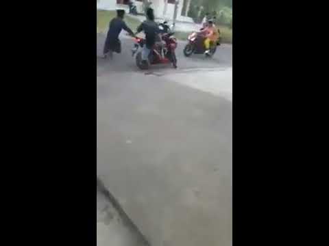 Orang madura ini mau adu bacok di jalan
