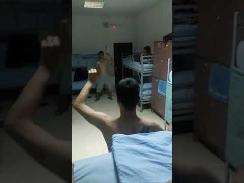 Asker de çilli bom oynayan gençler