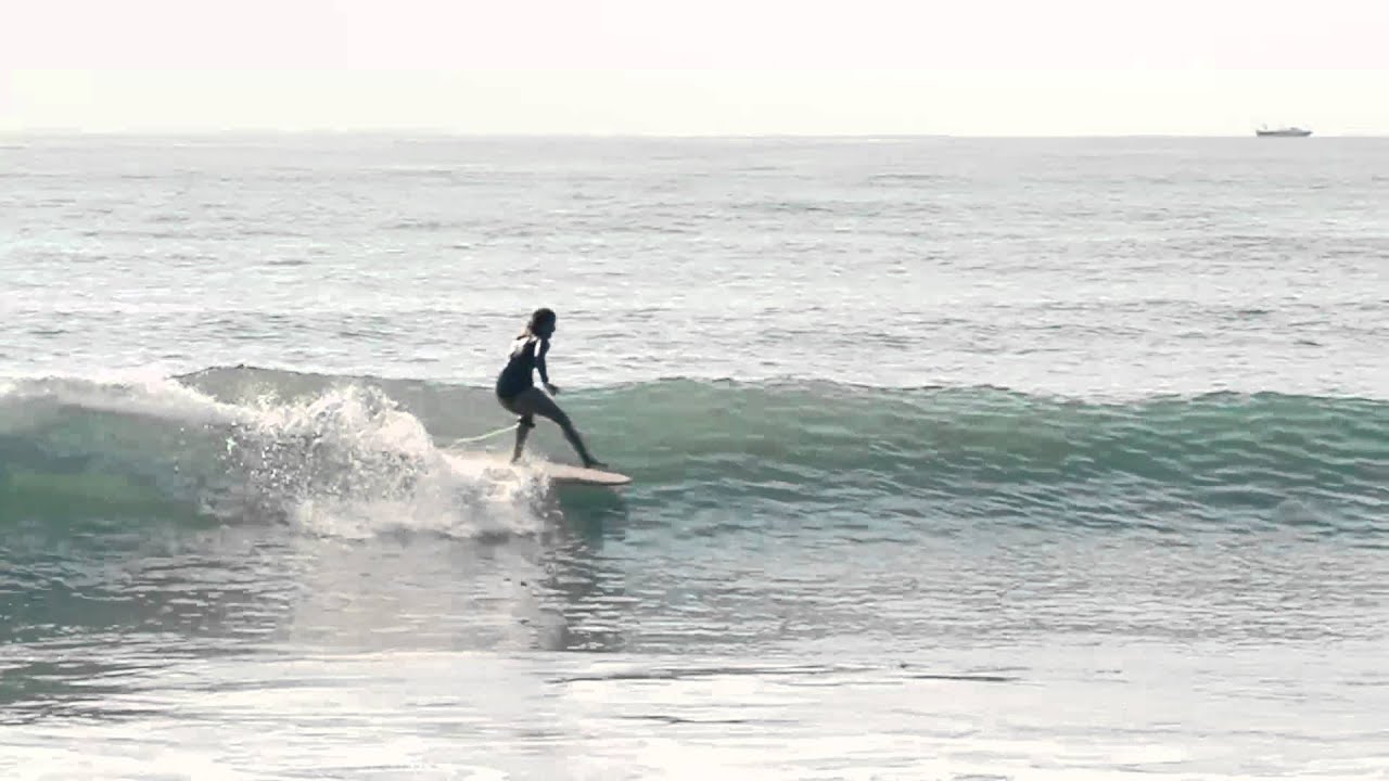 Surf en el Mediterraneo con Andrea Molina Torn/ Berria Surf Camp. - YouTube