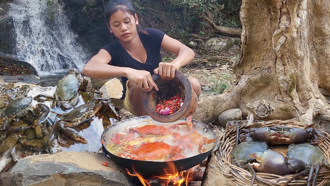 Adventure in forest: Cooking big crabs for dinner - Solo cooking in ...