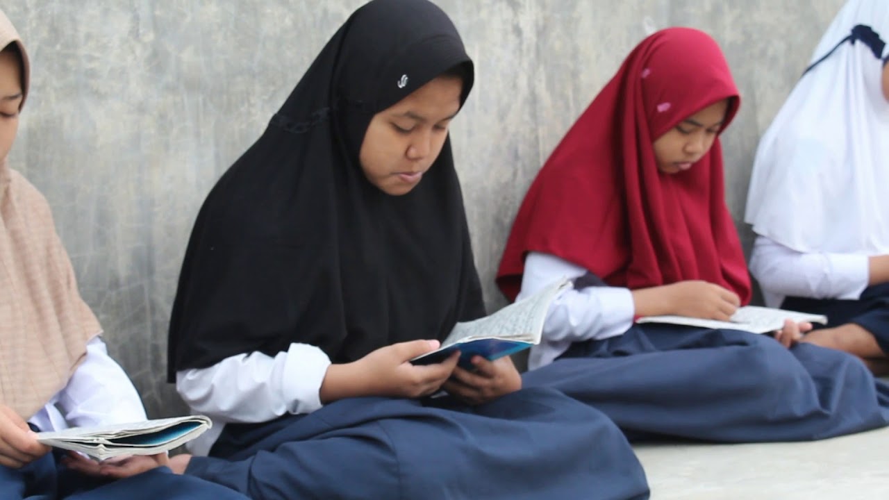 Rangkaian Kegiatan Santri Putri Pondok Pesantren Kyai Syarifuddin - YouTube