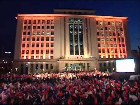 AK Parti yüzde 50 ile birinci parti oldu Başbakanın Meşhur Balkon Konuşması - 1