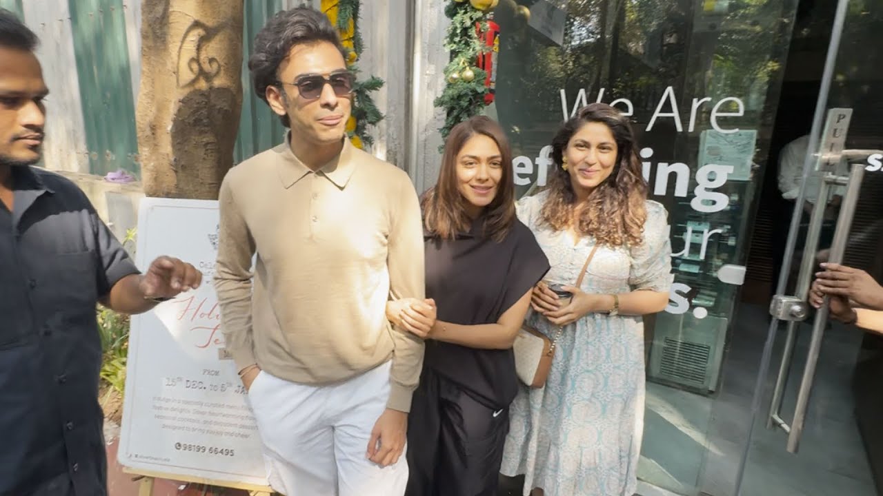 Mrunal Thakur, Dhaval Thakur & Lochan Thakur Spotted In Juhu - YouTube