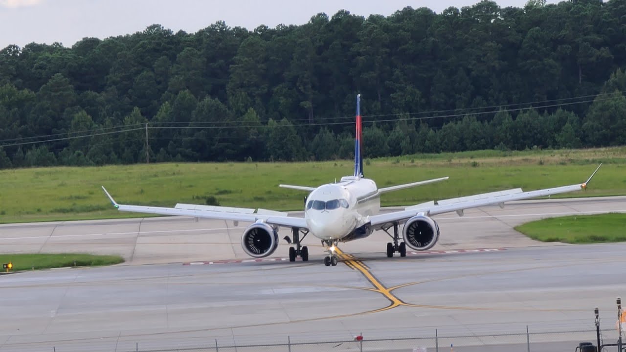 Plane spotting at RDU - YouTube