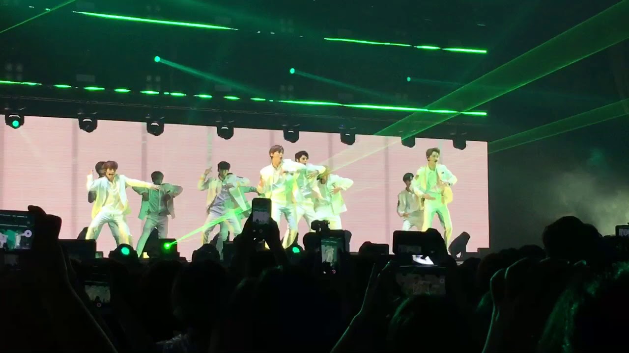 180826 Wanna One 台灣場演唱會 Never - YouTube