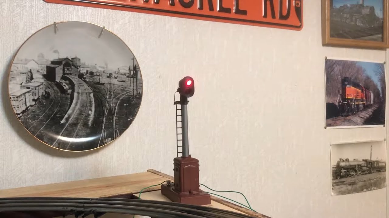 Lionel Working Block Signal #milepost106 - YouTube