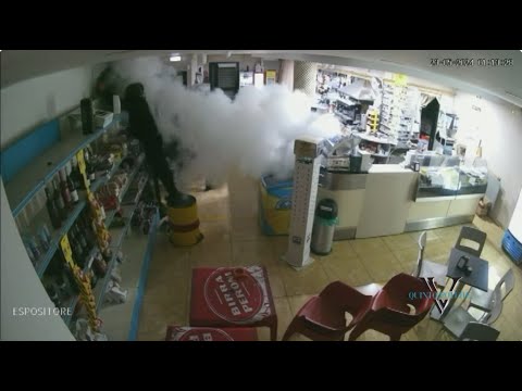 Tentano di coprire il nebbiogeno con una pezza, fallito il colpo al bar ...