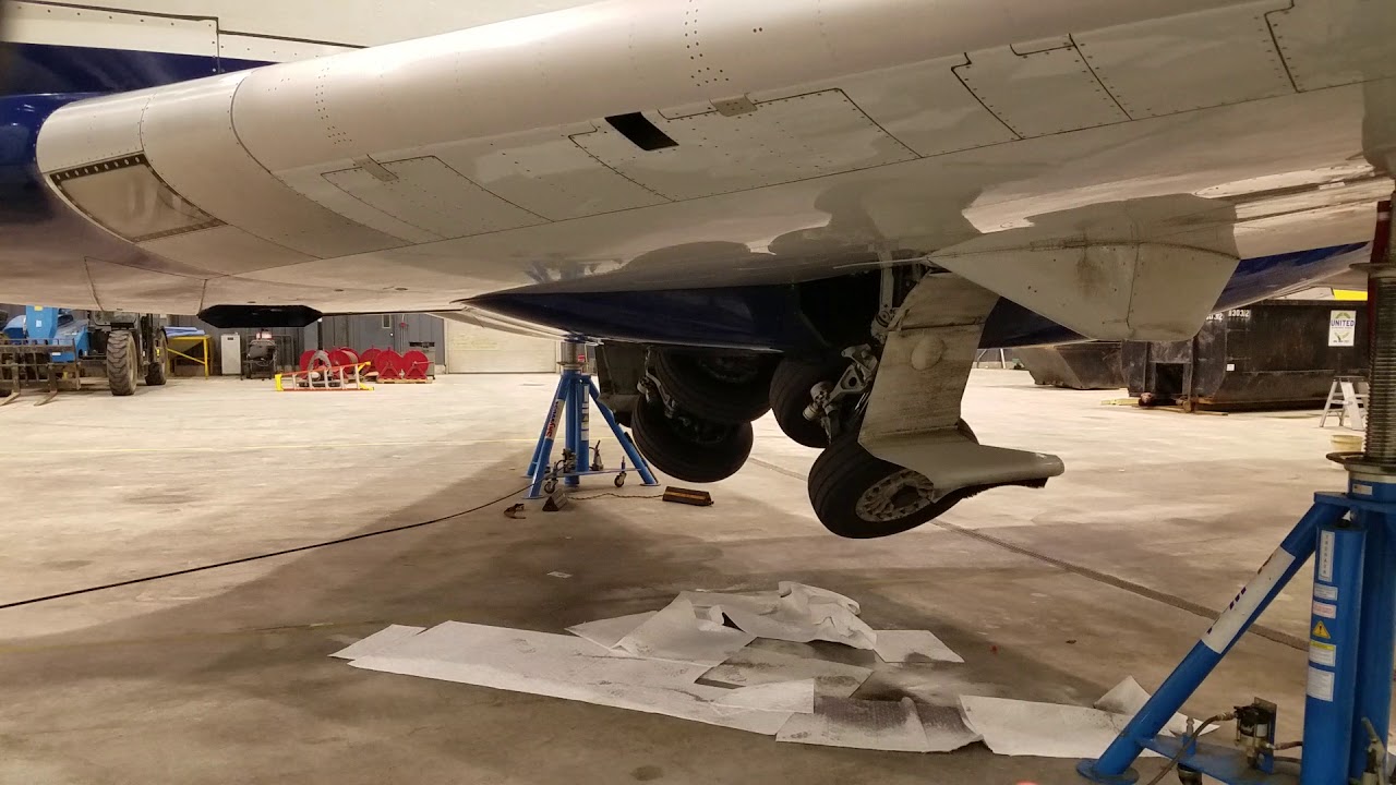 Bombardier CRJ-900 main landing gear swing test. - YouTube