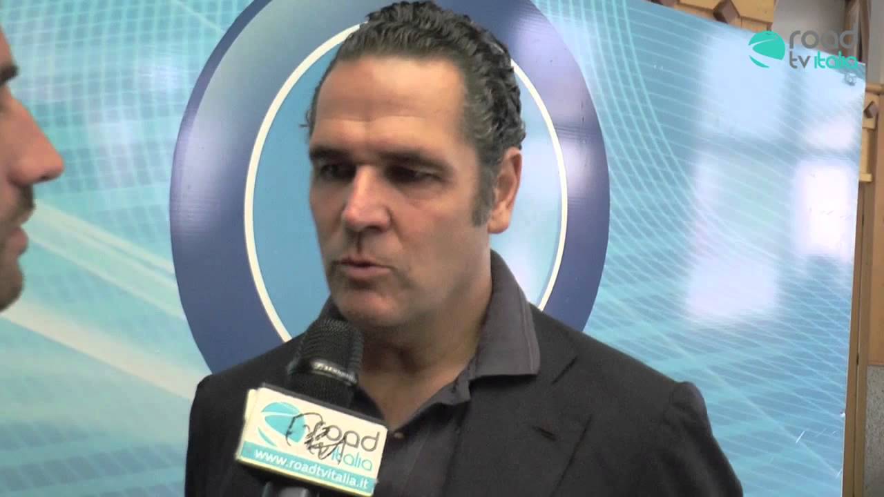 Alessandro Formisano e le nuove maglie della SSC Napoli - YouTube