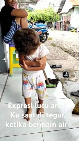 Expresi lucu dan menggemaskan anakku saat di tegur ketika bermain air ...