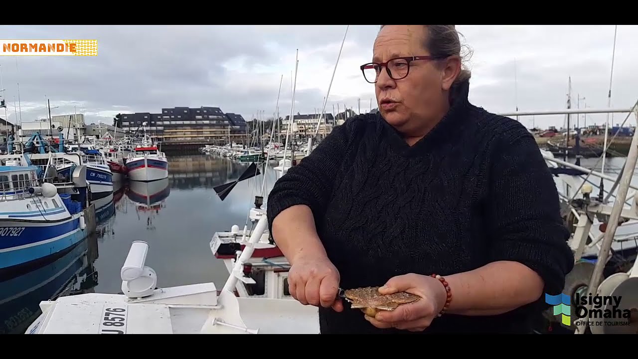 Décortiquer une coquille Saint Jacques à Grandcamp-Maisy - YouTube