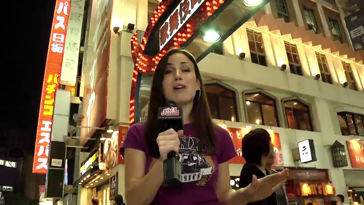 GirlGamer Rocks Tokyo! Nightime in Kabukicho with Hailey Bright - YouTube