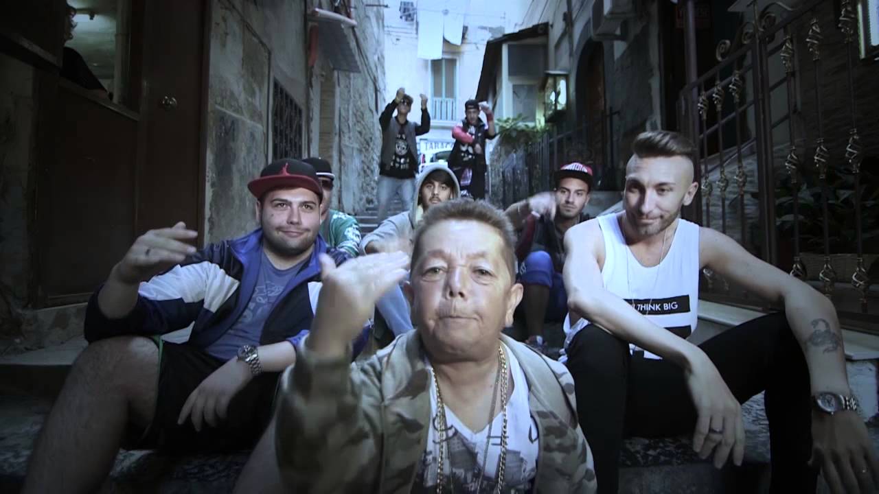 a me che me ne mborta a me che me ne fotte ( Official Video ) - YouTube ...