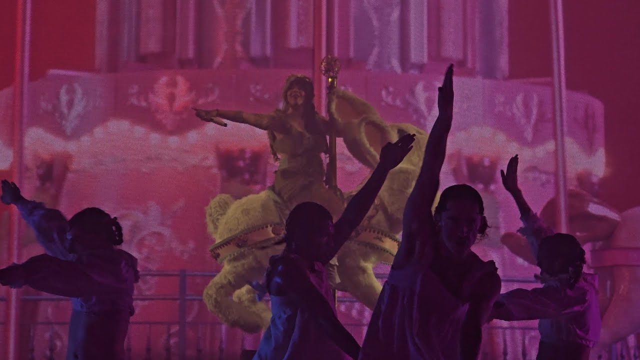 Melanie Martinez - 'Carousel' Live (The Trilogy Tour, Glasgow) - YouTube