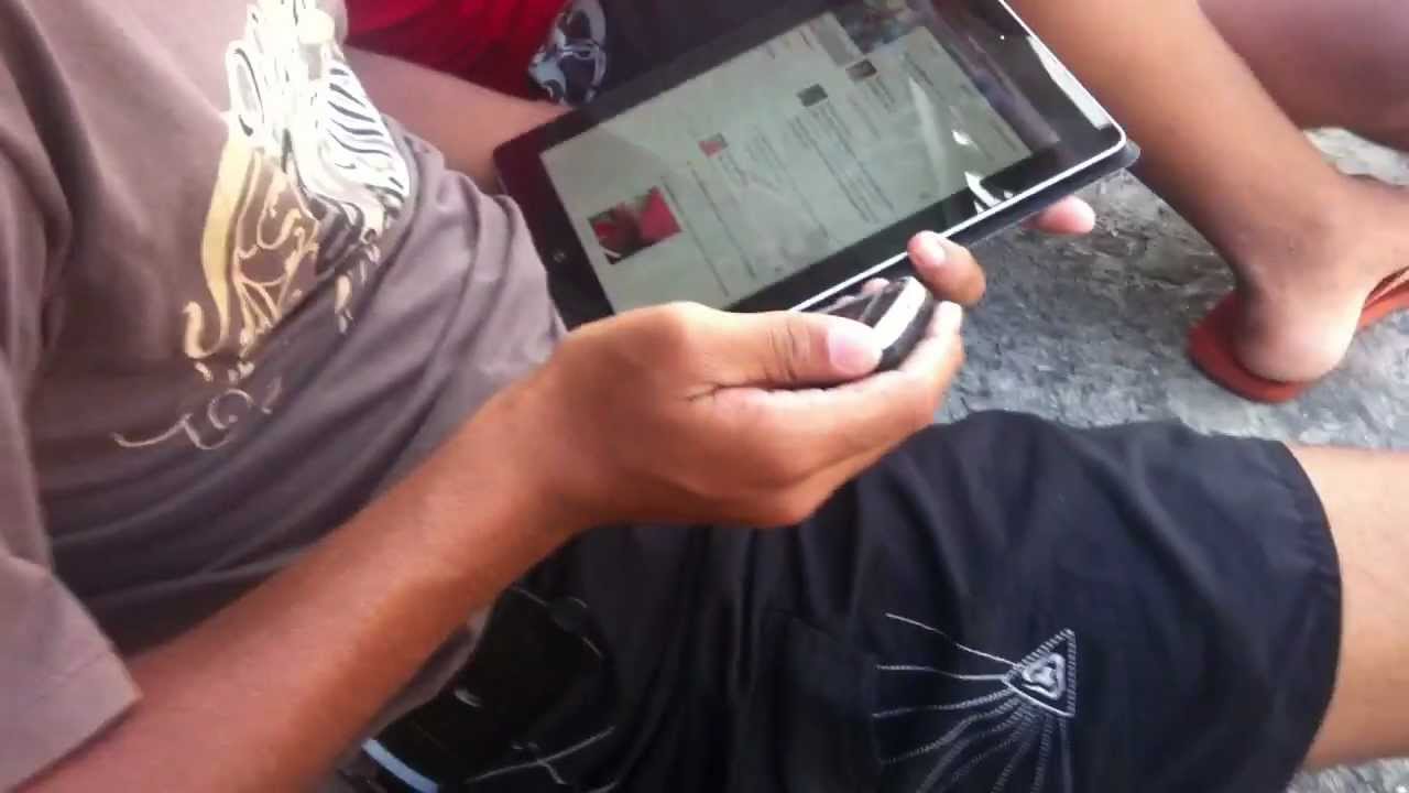 Lucas usando o iPad 2 !!! Fevereiro !!! 2012 !! - YouTube