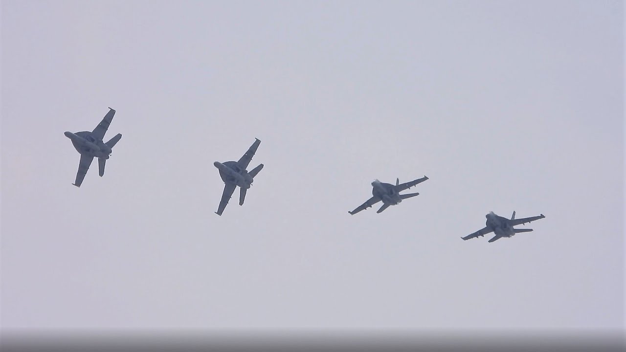 F18編隊・帰投・上空旋回(4K) / F18 formation- return- sky turn (4K) - YouTube