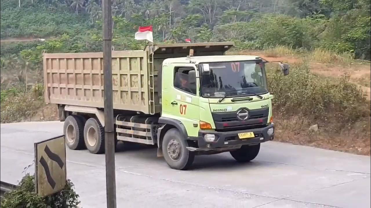 truck proyek melintas diarea sumingkir,dump truck bermuatan batu diturunan curam,#dumptruck ...