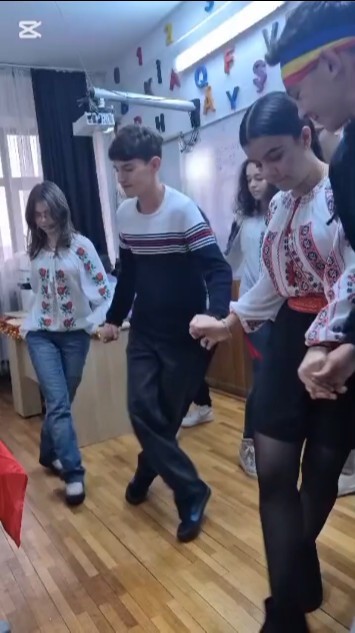 Dansuri populare cu Karina Ene de la Ansamblul "Doina Bascovului ...