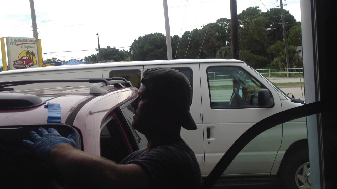 Matt sets a windshield on a 2005 Honda Pilot second time using the ...