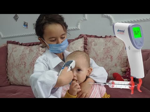 Doktorculuk Oyunları / Hemşire küçük bebeğe iğne yapıyor / iğne vurmaq oyunları