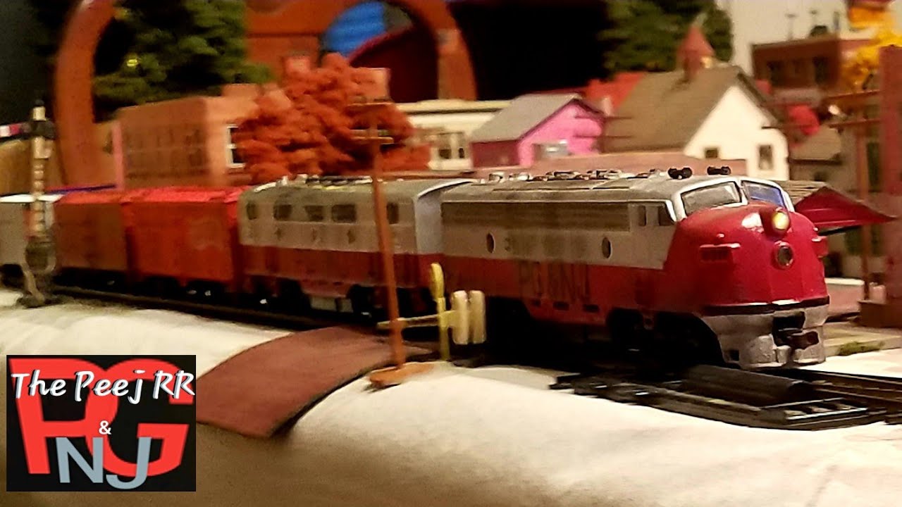 PG&NJ F7 Leads a Reefer Express | HO Scale Model Trains - YouTube