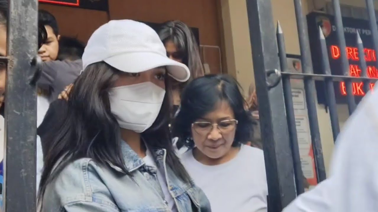 MOMEN LAURA MEIZANI (LOLLY) BERSAMA KEDUA ADIKNYA SELESAI RAYAKAN ULTAH ...