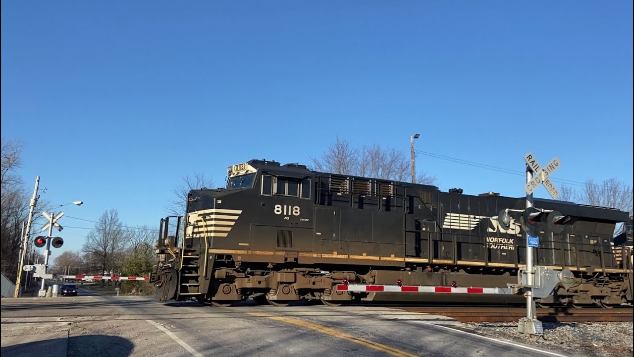 Harris Rd Railroad Crossing, Sheffield OH with lots of railroad chatter ...