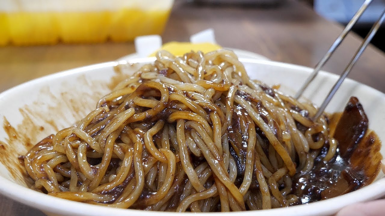 찐이야! 2000원 짜장면! 광명시장 우동, Boxer Made Black Bean Sauce Noodles / 한국 길거리 ...