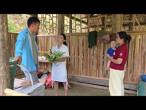 Linh felt unhappy when Ánh gave flowers to Hằng in front of her.