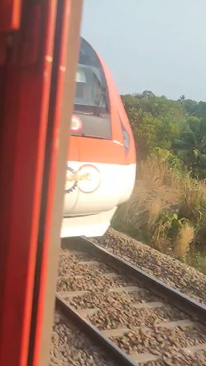 Vande Bharat (TVC-KGQ) crossing Netravati Express(LTT-TVC) - YouTube