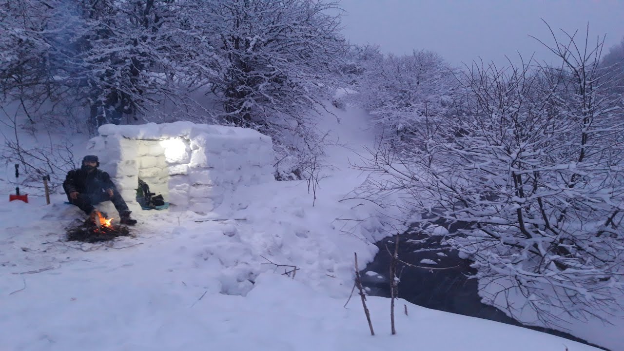 Building a snow shelter in snowy weather - YouTube